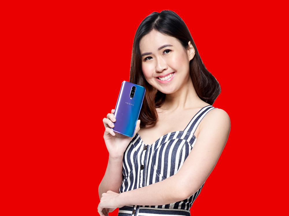 NXT Angel Caroline shoots selfies with the Oppo R17 - NXT