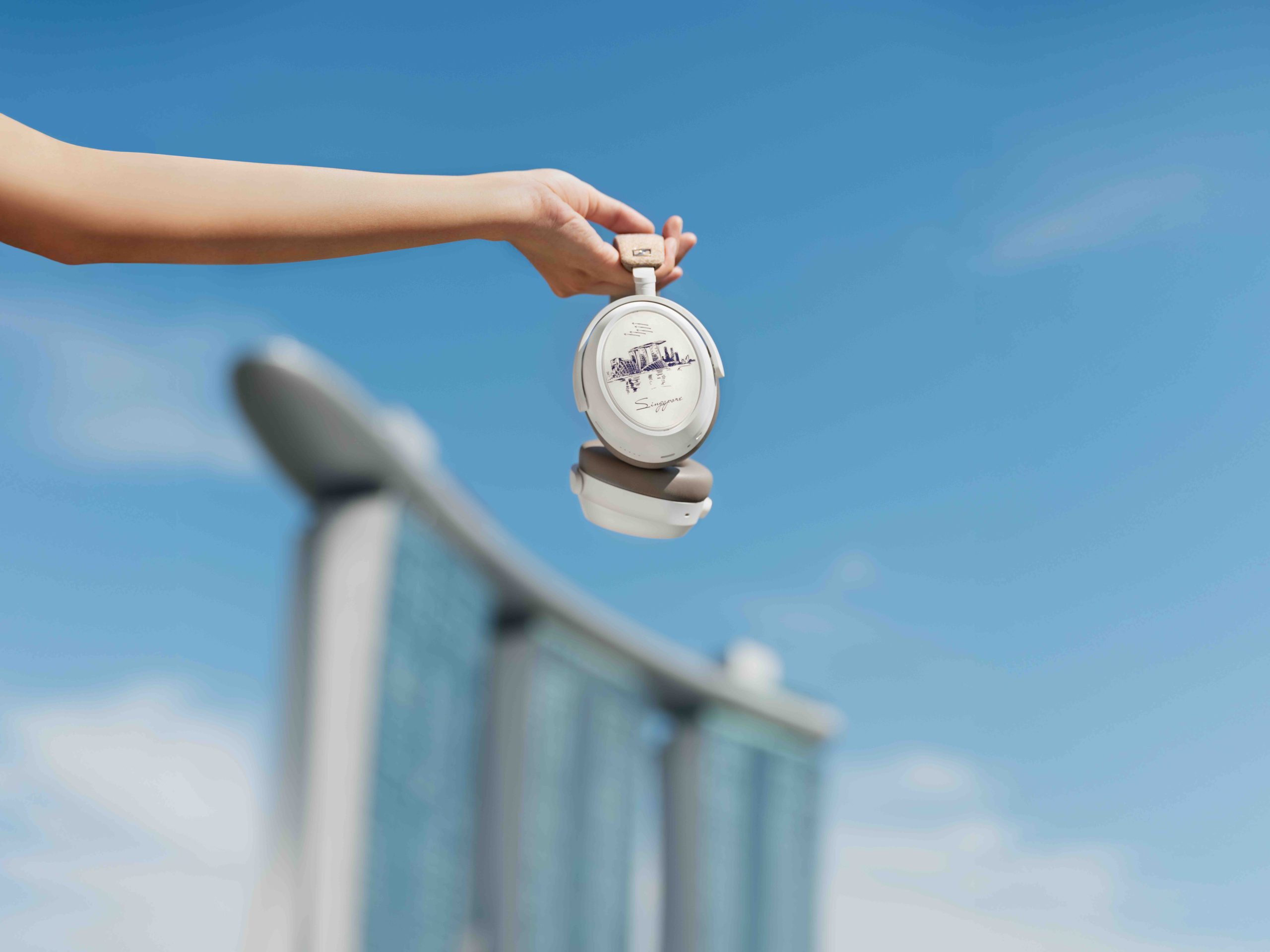 Senn_momentum_4_sg60_touchpad_sticker_city_skyline_Lifestyle - NXT